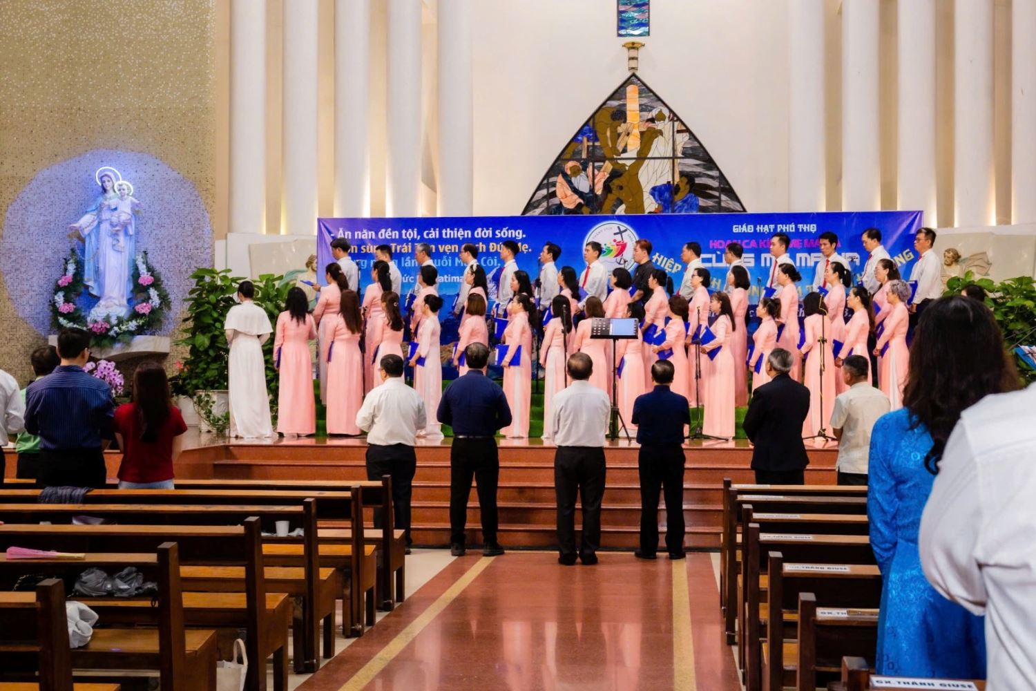 Đêm Thánh ca “Cùng Mẹ Maria hiệp hành trong Năm Thánh Hy Vọng”